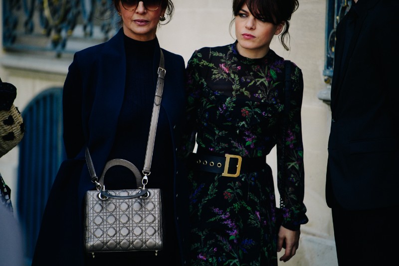 Fashionista tấp nập xúng xính trong những thiết kế đẳng cấp bên lề show ...
