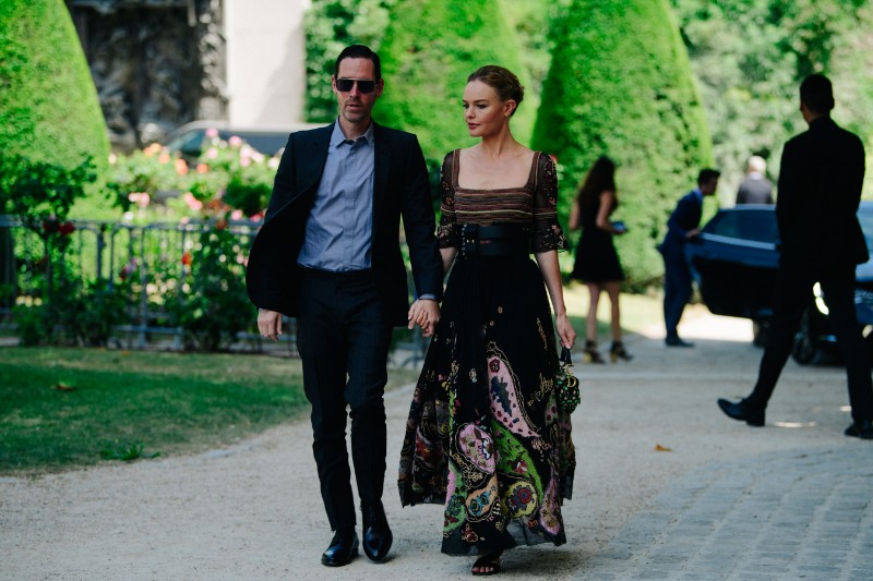 Fashionista tấp nập xúng xính trong những thiết kế đẳng cấp bên lề show ...