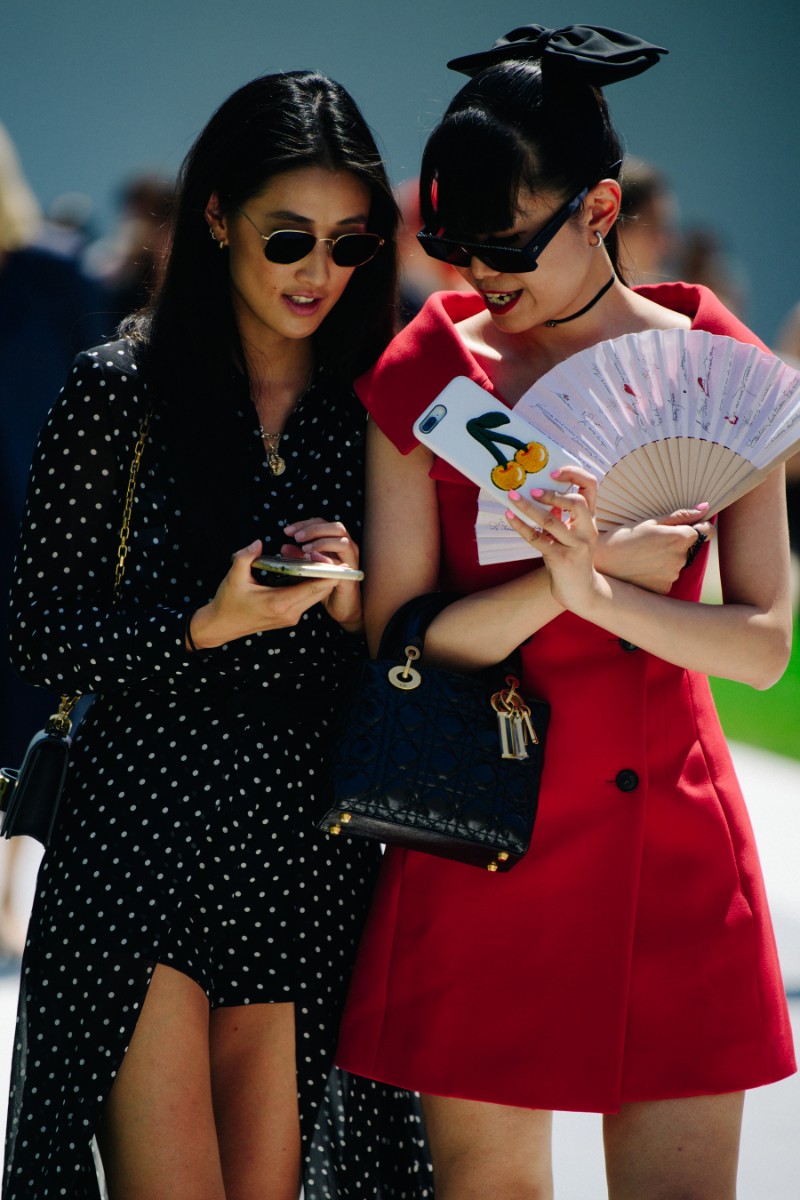 Fashionista tấp nập xúng xính trong những thiết kế đẳng cấp bên lề show ...