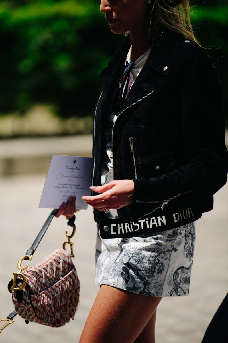 Fashionista tấp nập xúng xính trong những thiết kế đẳng cấp bên lề show ...