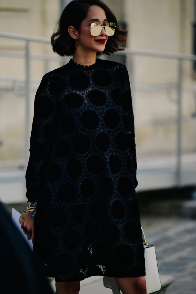 Fashionista tấp nập xúng xính trong những thiết kế đẳng cấp bên lề show ...