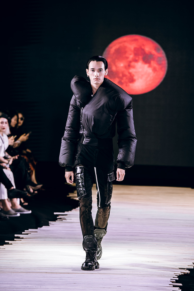 Model bịt kín mặt khi catwalk trong show "Moonlight" của NTK Devon ...