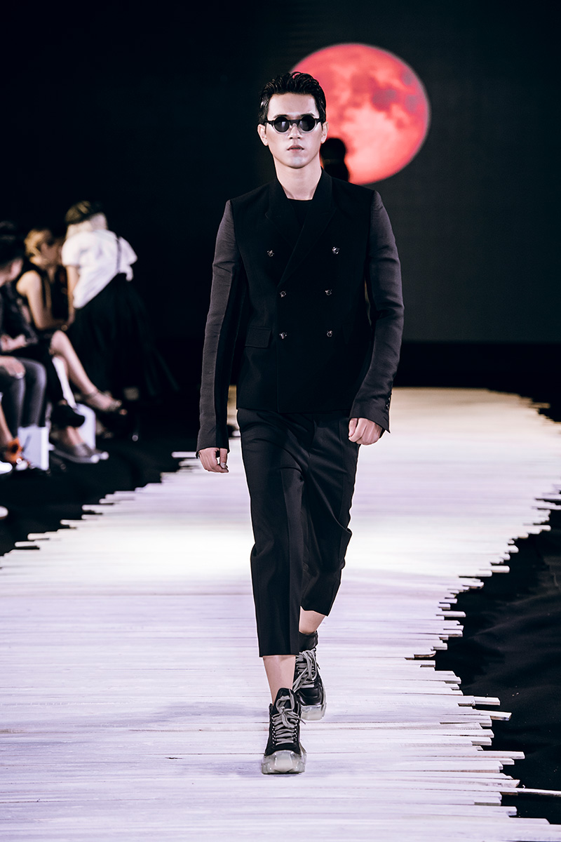 Model bịt kín mặt khi catwalk trong show "Moonlight" của NTK Devon ...