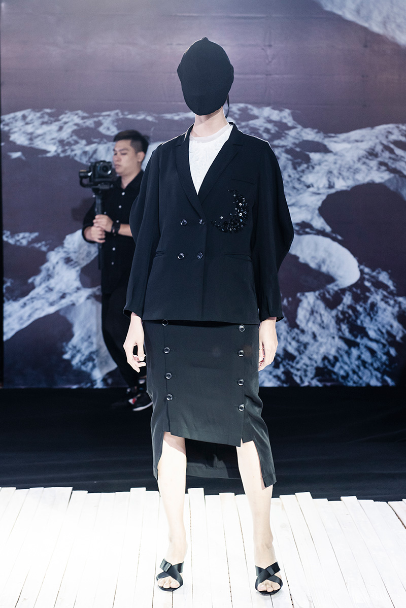 Model bịt kín mặt khi catwalk trong show "Moonlight" của NTK Devon ...