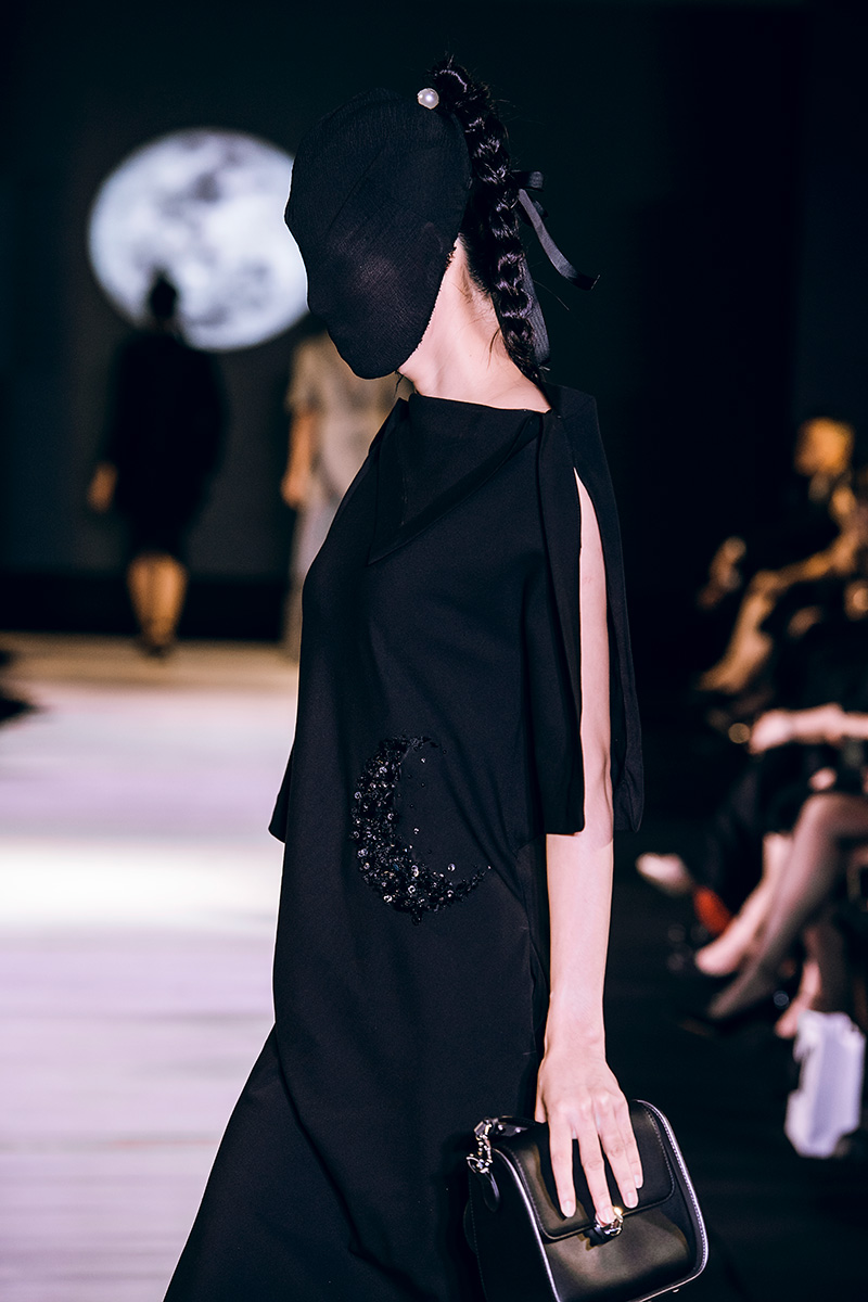 Model bịt kín mặt khi catwalk trong show "Moonlight" của NTK Devon ...