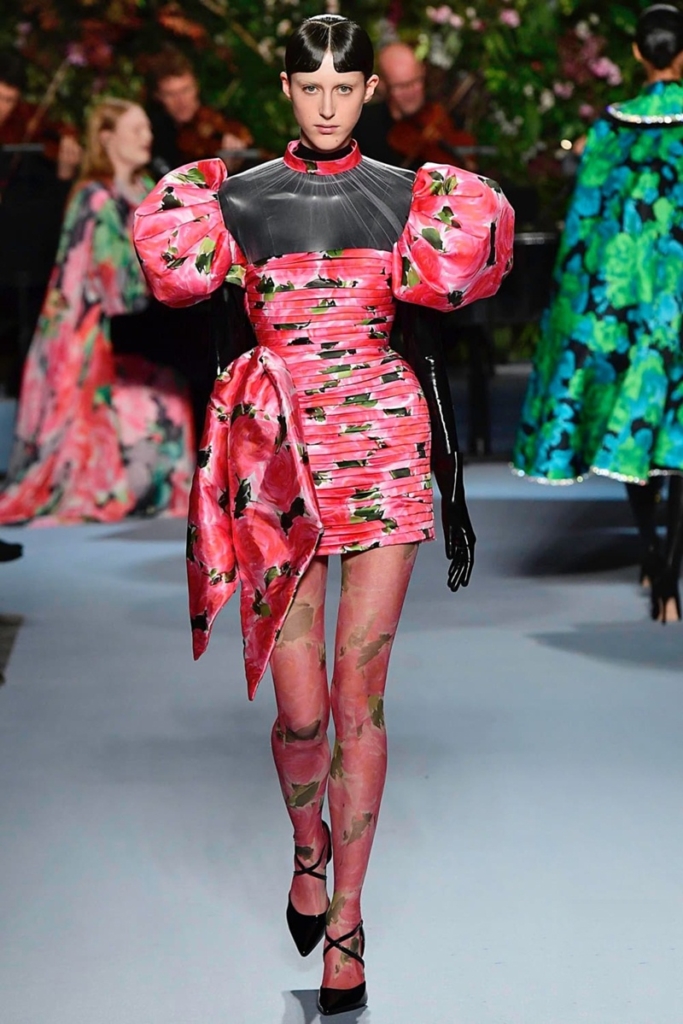 Diện cùng mẫu đầm "kén dáng", Sunmi - Kendall Jenner bất phân thắng bại ...